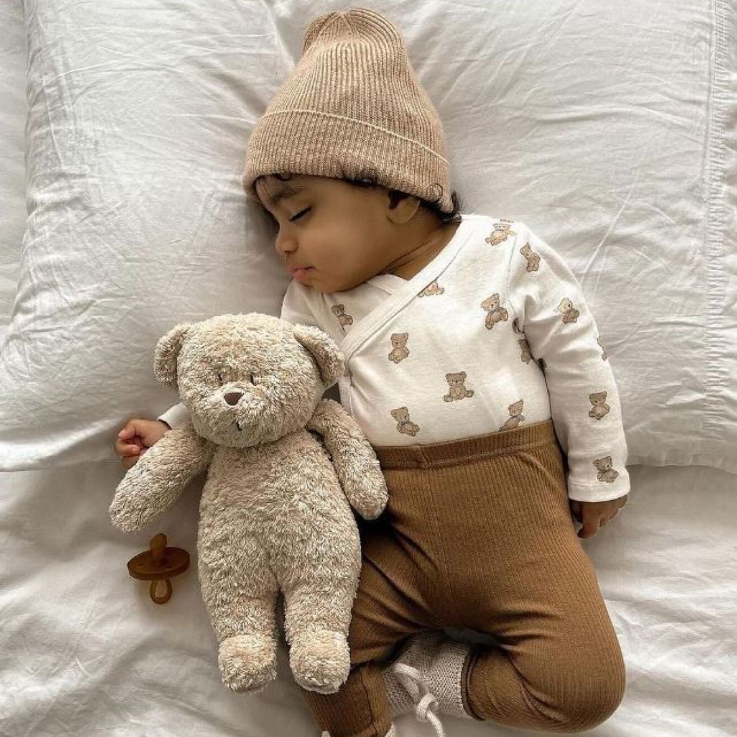 MOONIE ORGANIC HUMMING BEAR WITH NIGHT LIGHT | SAND – Olive and August